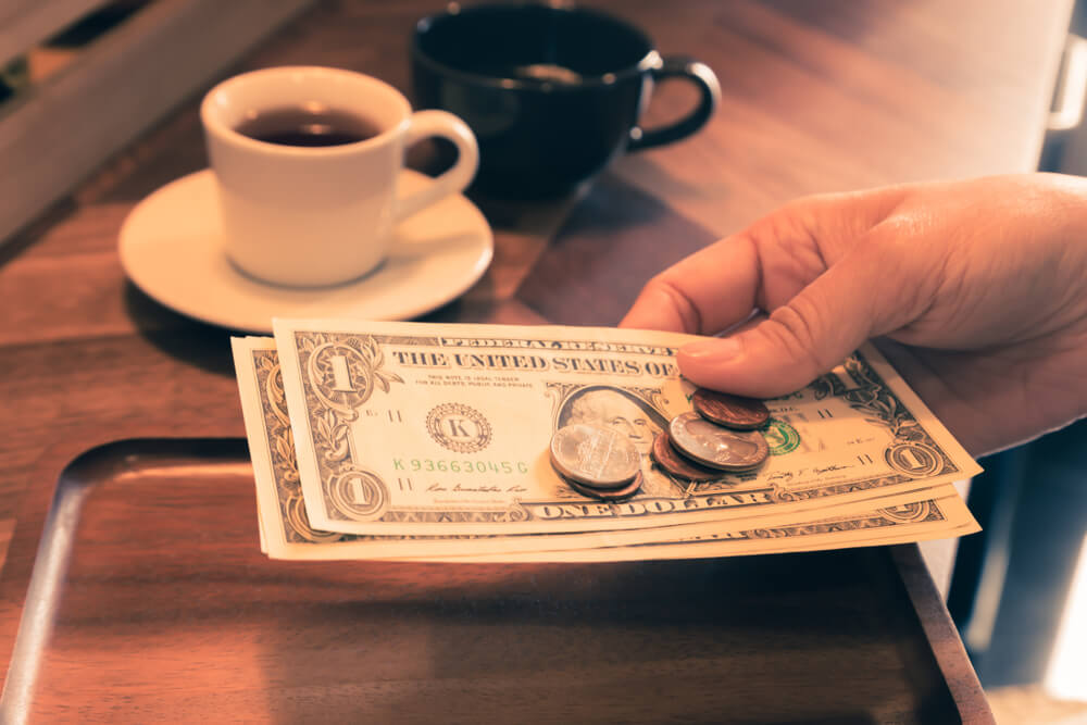 Conoce el curioso origen de las propinas, una práctica para agradecer ...