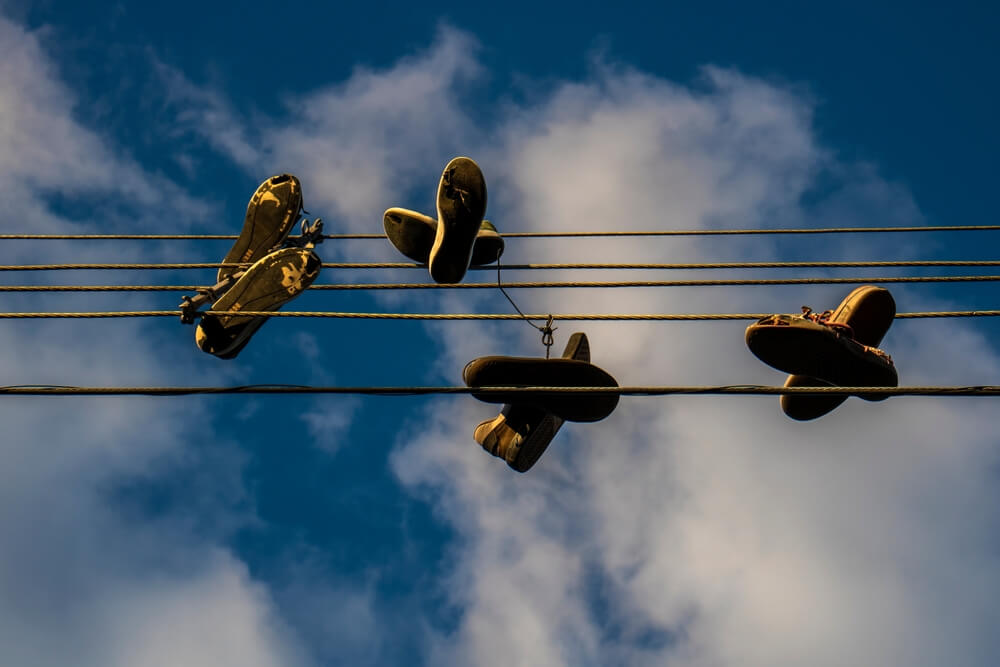 Zapatos colgados en cables eléctricos: ¡conoce qué significan en ...